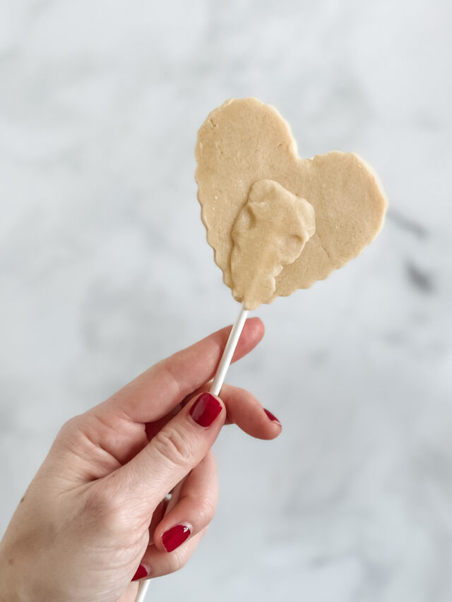 Valentine Cookie Pops [Sugar Cookie Hearts] - The Frosted Kitchen